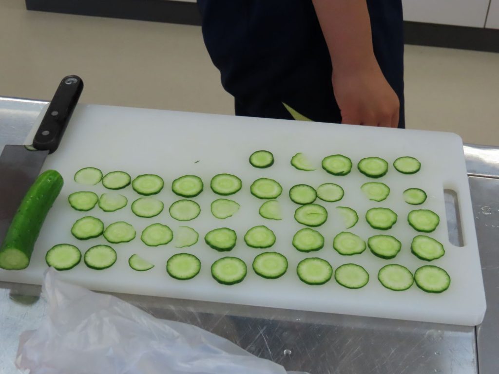 きゅうりの輪切りテスト！ ～8年生家庭科～｜戸沢村立戸沢学園